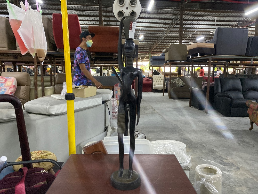 African Water Carrier Statue / Patung Pembawa Air Afrika - Unearth Store