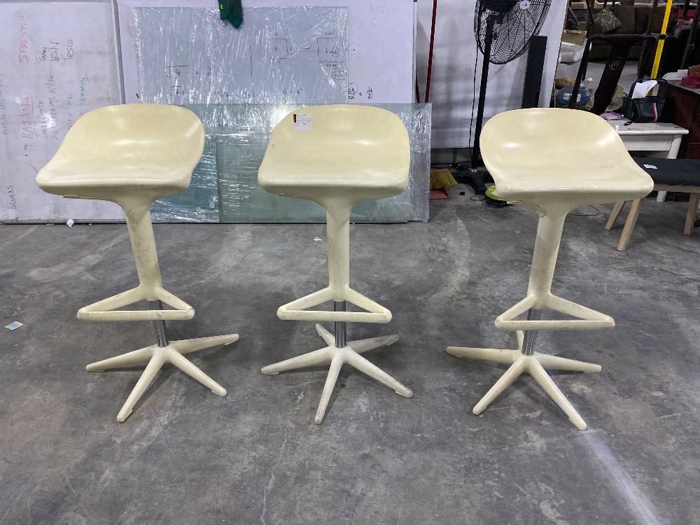 Swivel Plastic Bar Chair White Colour / Kerusi Bar Plastik Pusing Warna ...