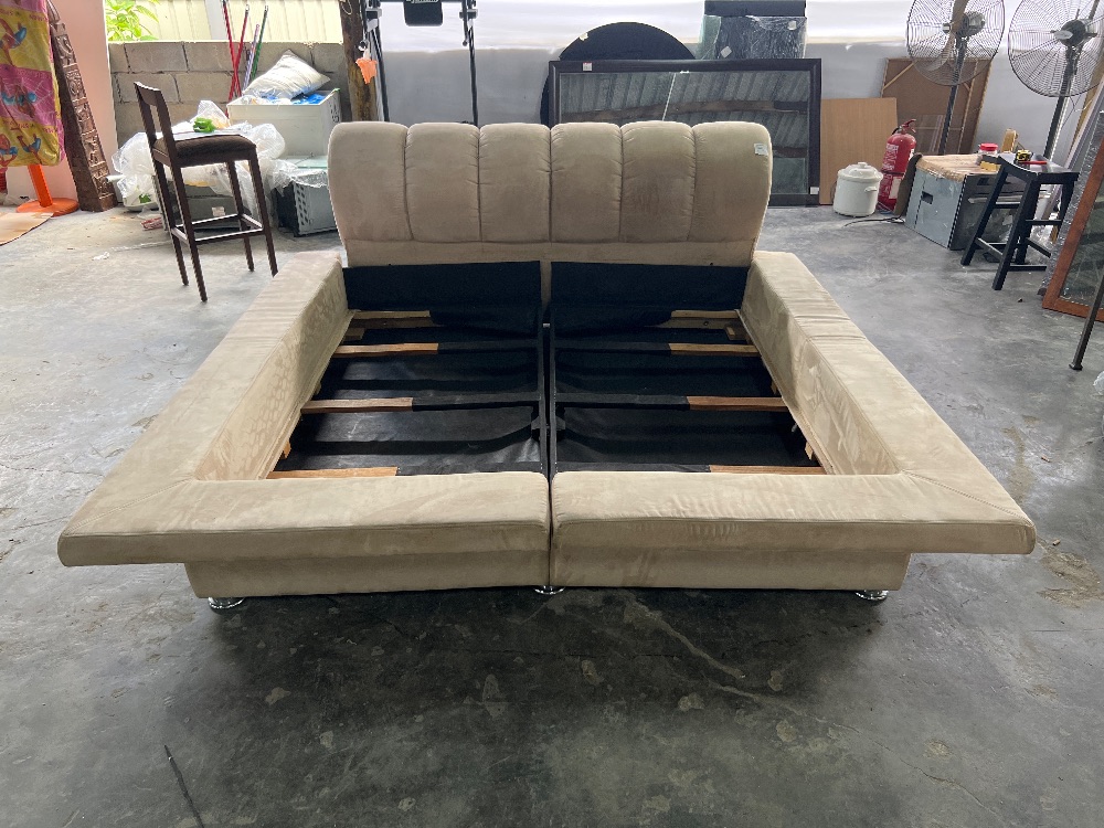 LORENZO King Size Velvet Bed Frame / Rangka Katil Baldu Bersaiz King ...