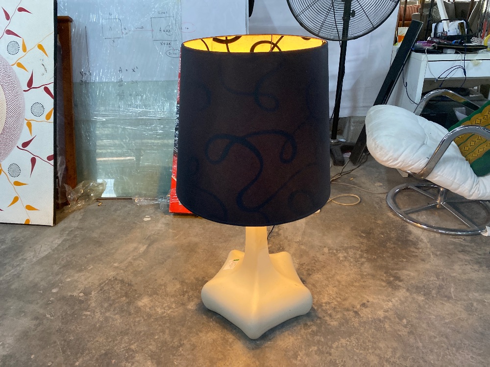 Medium Size Table Lamp Black & White Colour / Lampu Meja Saiz Sederhana ...