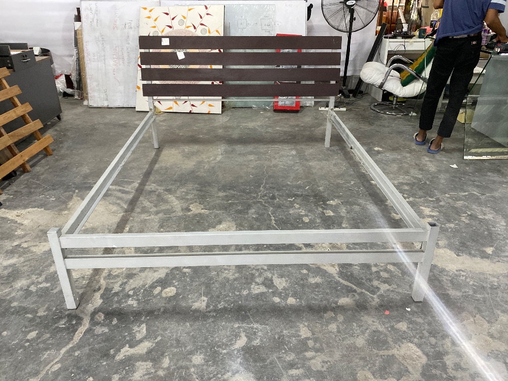 Metal Queen Size Bed Frame with Wooden Headboard / Rangka Katil Saiz Queen Logam dengan Kepala ...