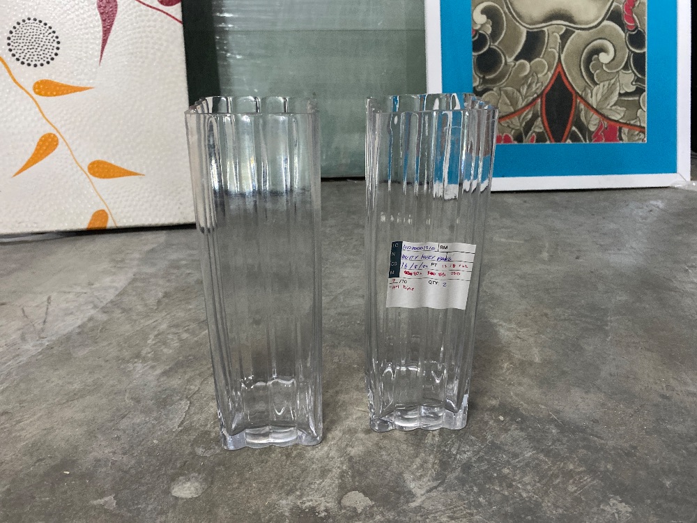 Tall Square Glass Vase / Pasu Kaca Segiempat Tinggi - Unearth Store