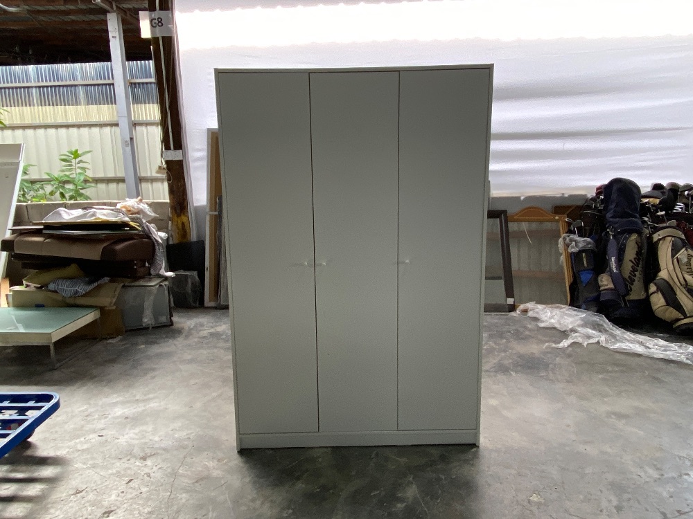 Wooden 3-door Wardrobe White Colour / Almari pakaian 3 pintu kayu Warna ...