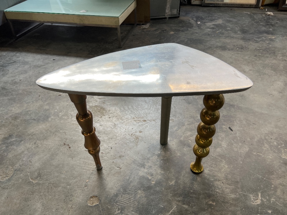 Metal Leggings Triangle Shape Side Table / Kaki Logam Meja Samping ...