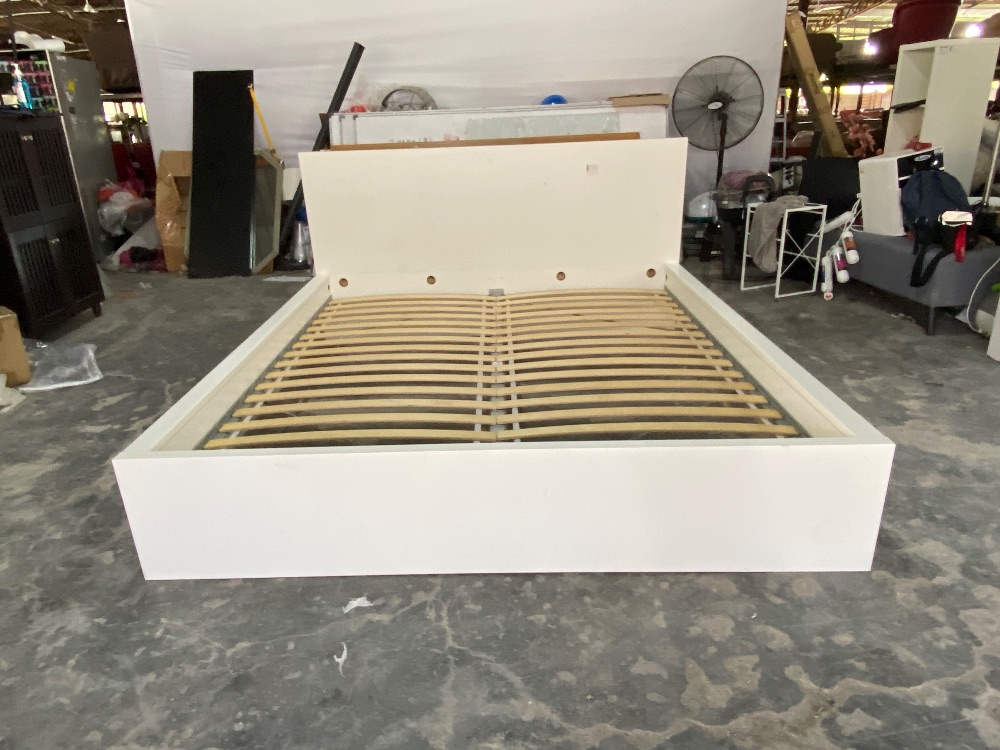 Wooden King Sized Bed Frame with Drawers White Colour / Rangka Katil ...