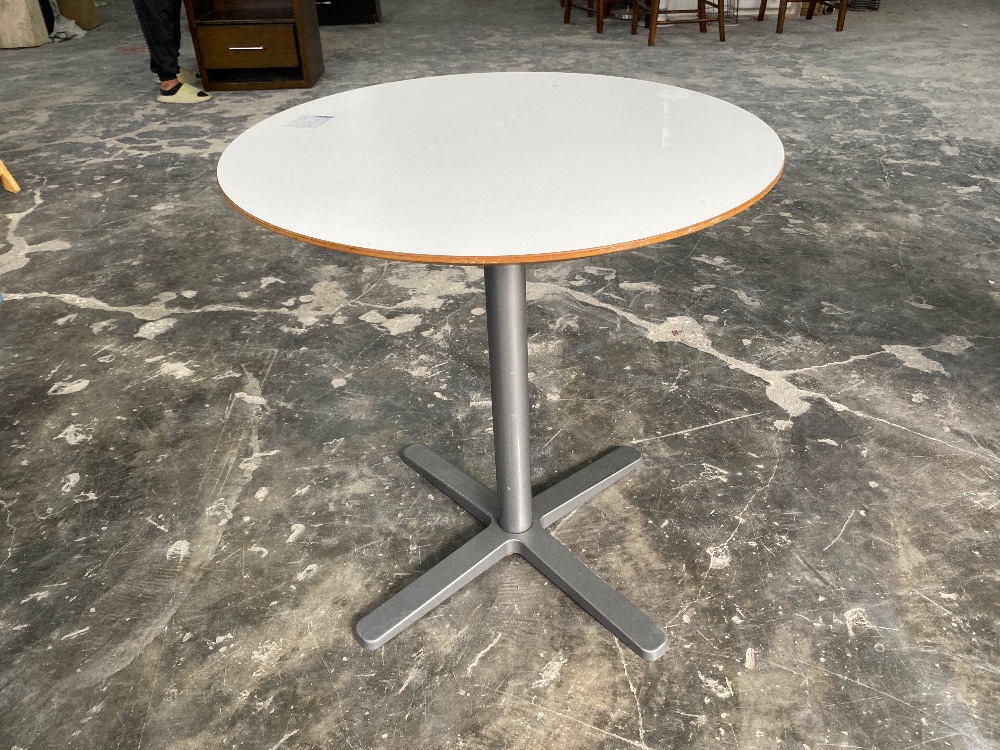 Round Wooden Top Table White Colour / Meja Atas Kayu Bulat Warna Putih ...