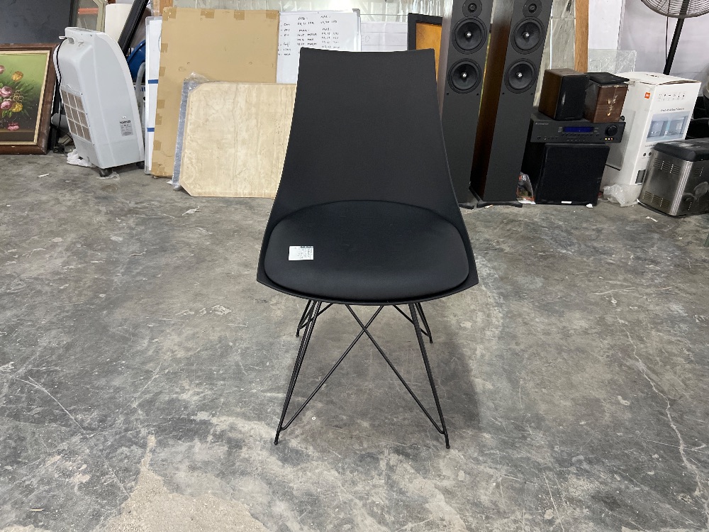 PP Black Chair Design 1 / Reka Bentuk Kerusi Hitam PP 1 - Unearth Store