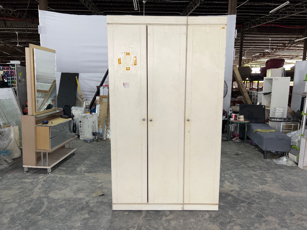 Wooden 3-door Wardrobe White Colour / Almari pakaian 3 pintu kayu Warna ...