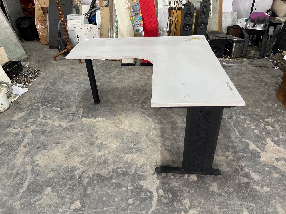 L-Shape Wooden Executive Table White Colour / Meja Eksekutif Kayu ...