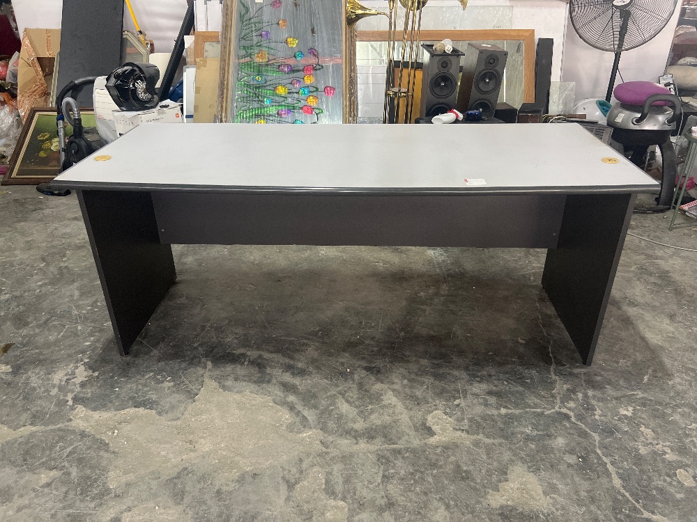 Wooden Office Desk White Colour / Meja Pejabat Kayu Warna Putih ...