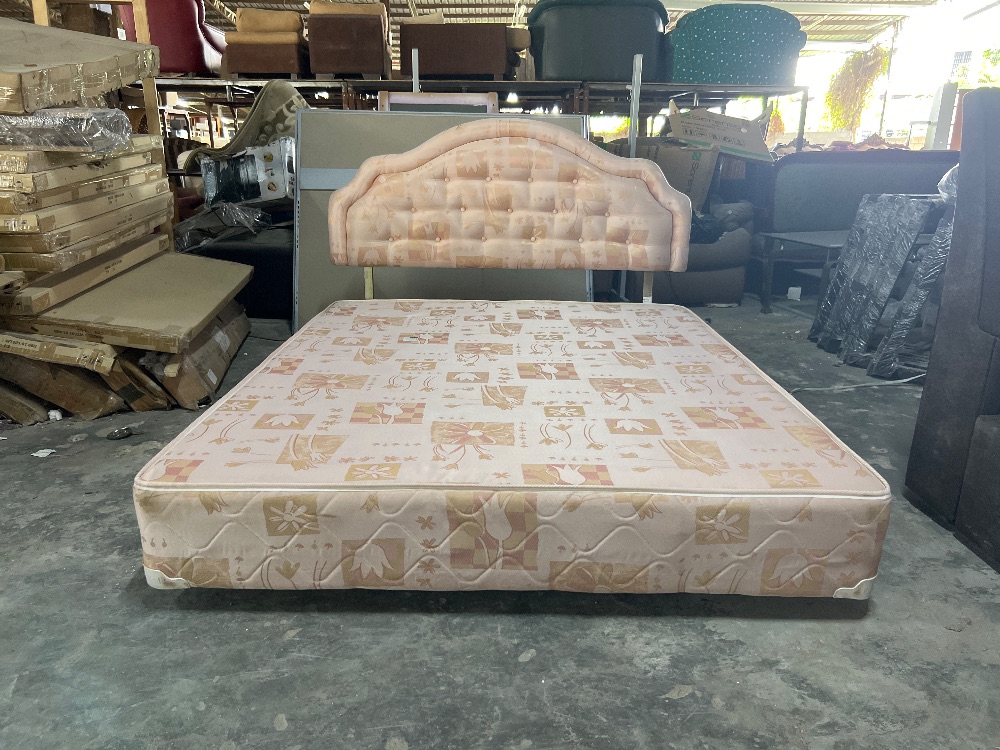 Queen Size Bed Frame with Headboard / Rangka Katil Saiz Queen dengan ...