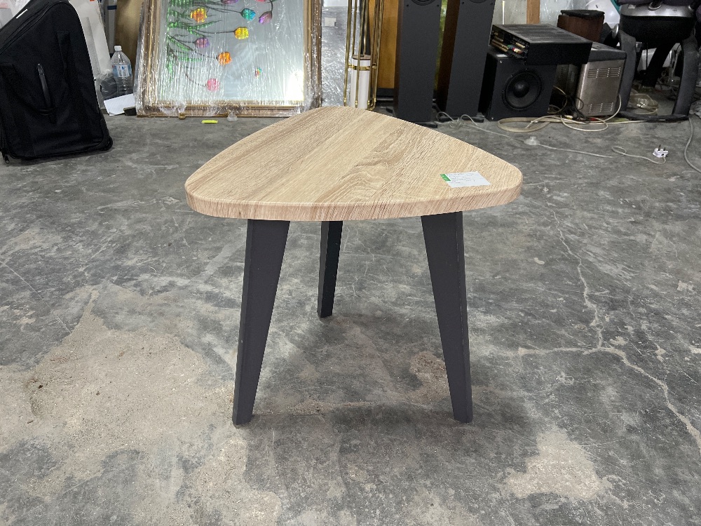 Triangular Shape Wooden Side Table / Meja Sisi Kayu Bentuk Segitiga ...