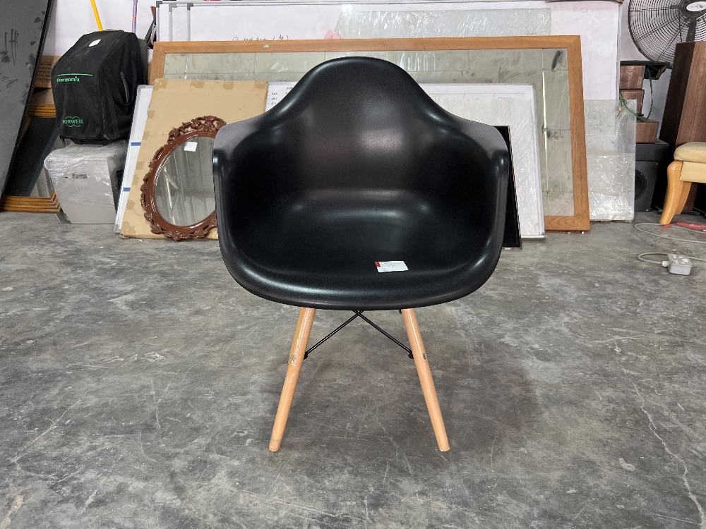 Black Eames Replica Dining Chair with Arms / Kerusi Makan Replika Black ...