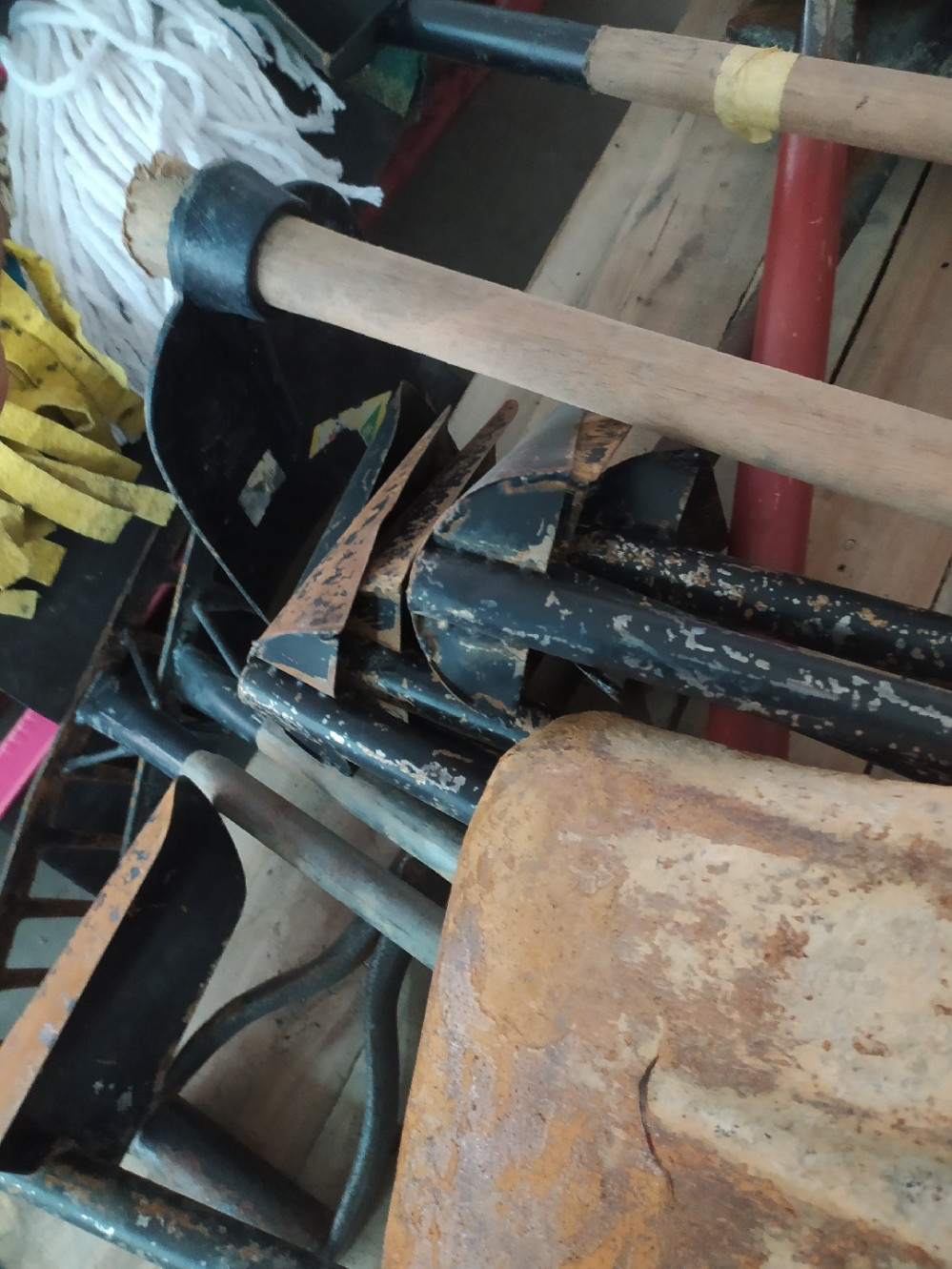 Metal Drain Scoop / Pencedok Longkang Besi - Unearth Store