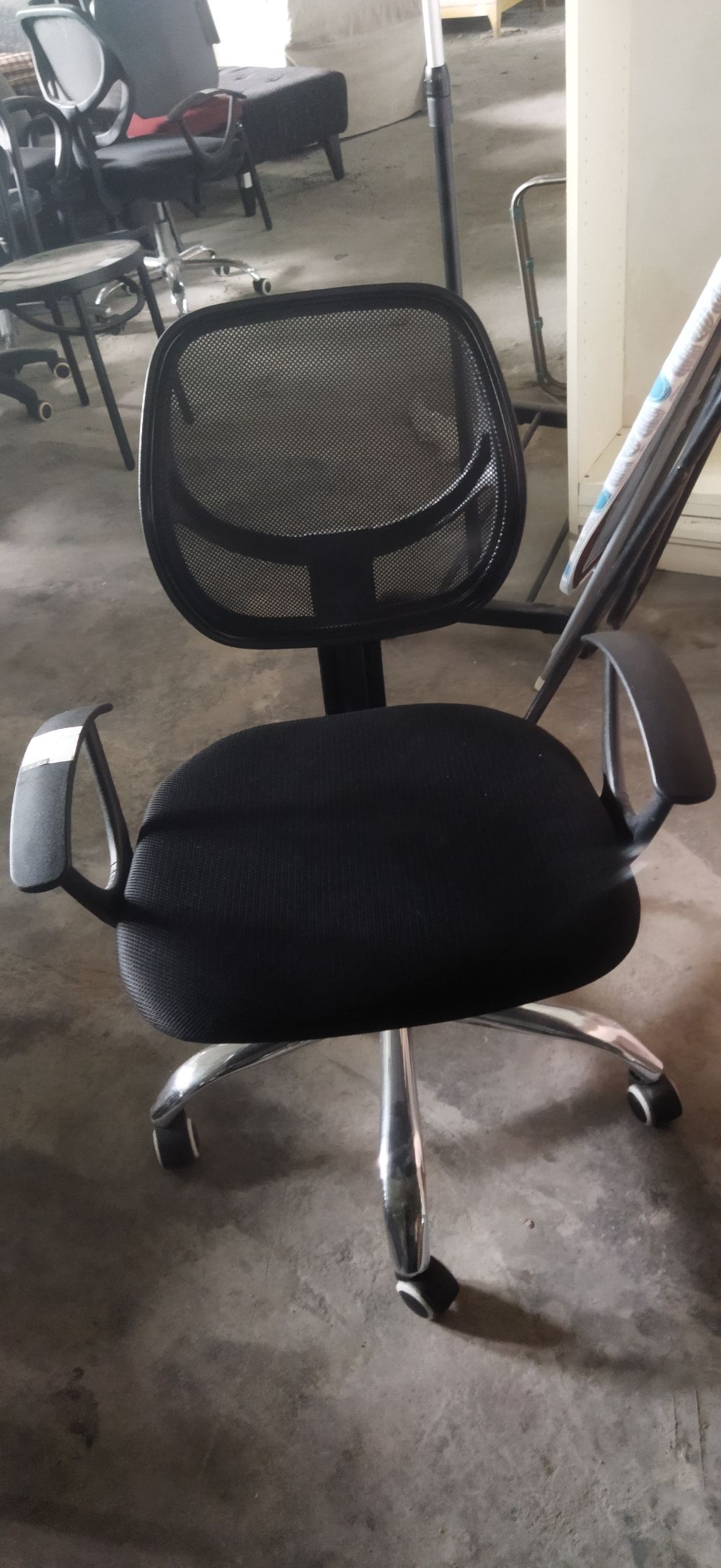 Black Fabric Mesh Desk Chair / Kerusi Meja Jala Kain Hitam - Unearth Store