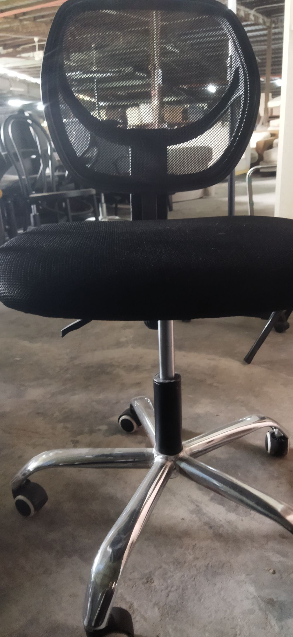 Black Fabric Mesh Desk Chair / Kerusi Meja Jala Kain Hitam - Unearth Store