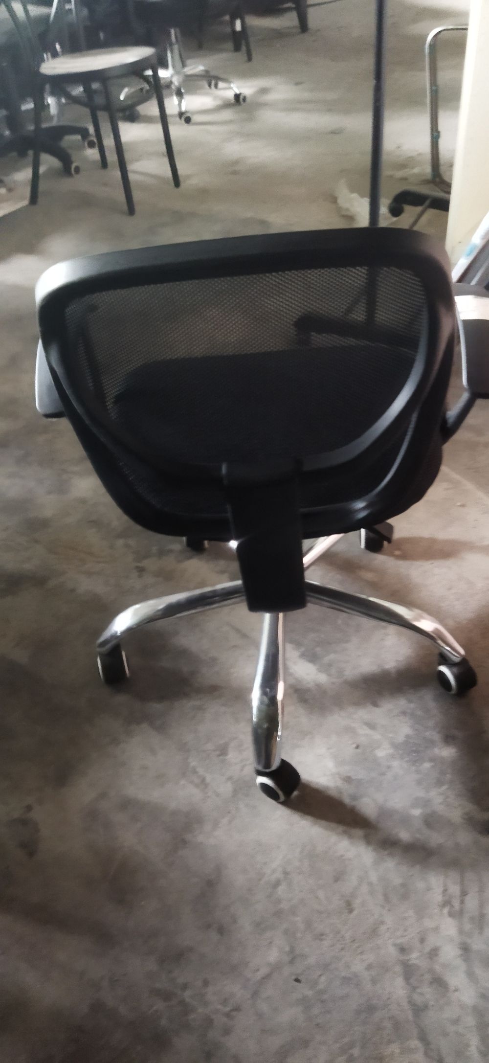 Black Fabric Mesh Desk Chair / Kerusi Meja Jala Kain Hitam - Unearth Store