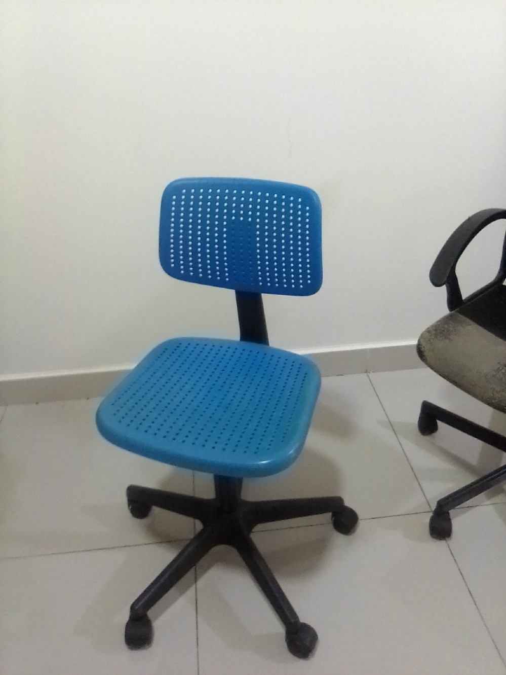 plastic office chair - Unearth Store