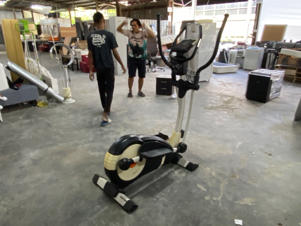 Indoor Magnetic Elliptical Machine with LCD Motor / Mesin Elips Magnet ...