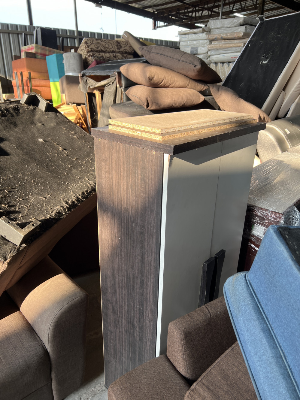 Show rack - Unearth Store