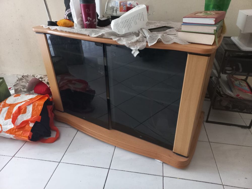 Wooden TV Cabinet with 2 Glass Door / Kabinet TV Kayu dengan 2 Pintu ...