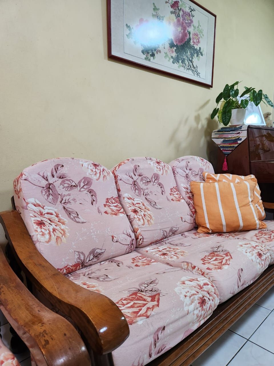 Wooden Pink Cushion 3-seater Sofa | Sofa 3 Tempat Duduk Kayu Kushen ...