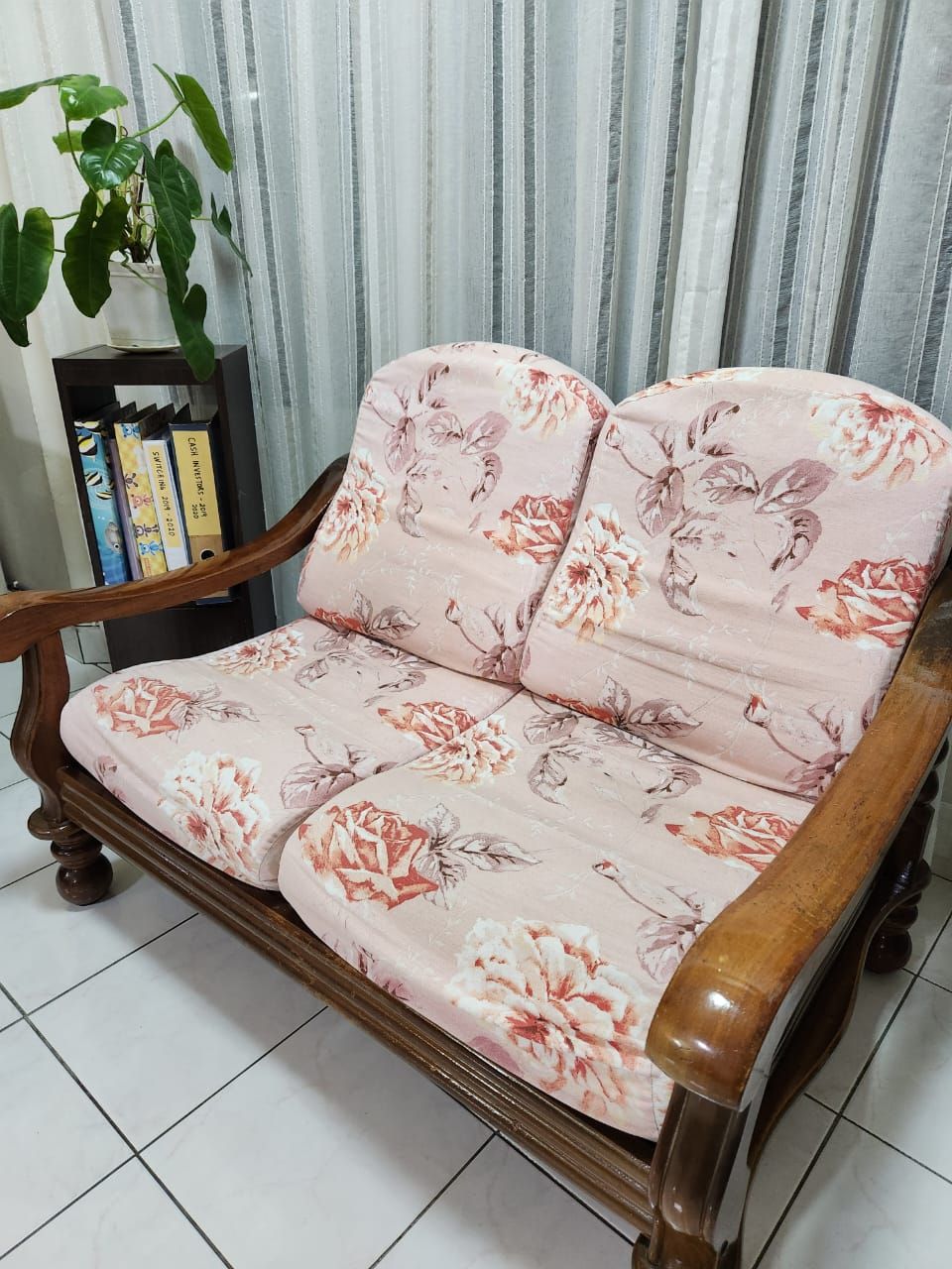 Wooden Pink Cushion 2-seater Sofa | Sofa 2 Tempat Duduk Kayu Kushen ...