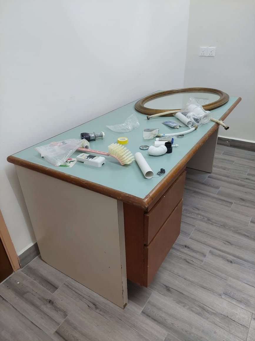 Wooden Office Desk White Colour / Meja Pejabat Kayu Warna Putih ...