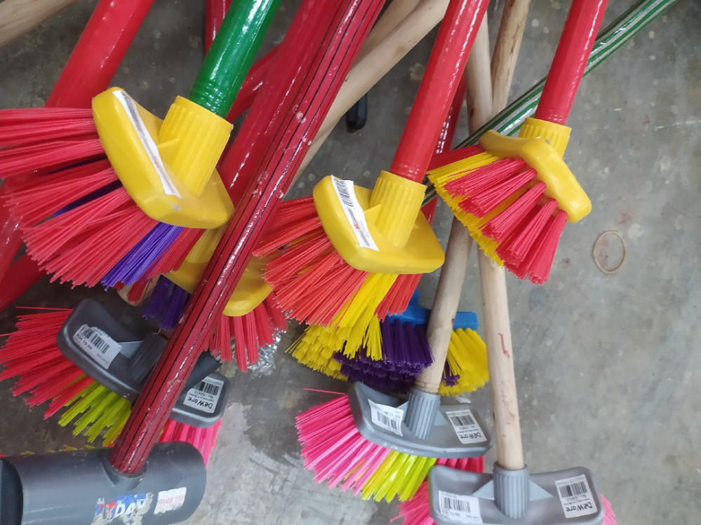 Floor Scrub Brush with Long Handle / Berus Scrub Lantai dengan Pemegang ...