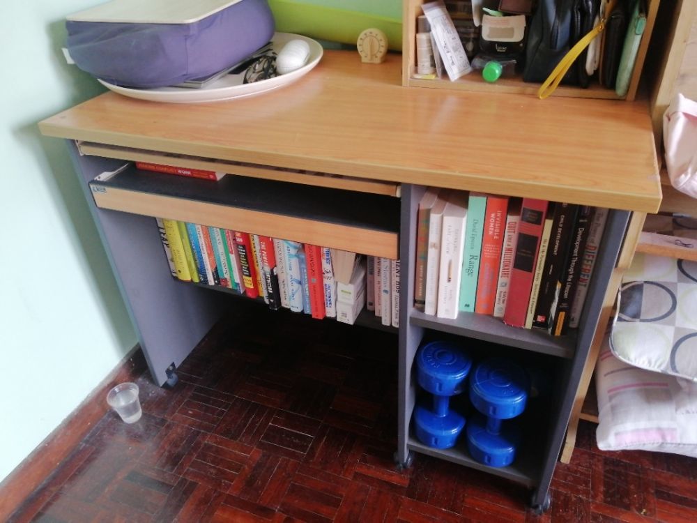 Wooden Study Desk with Roller / Meja Belajar Kayu dengan Penggelek ...