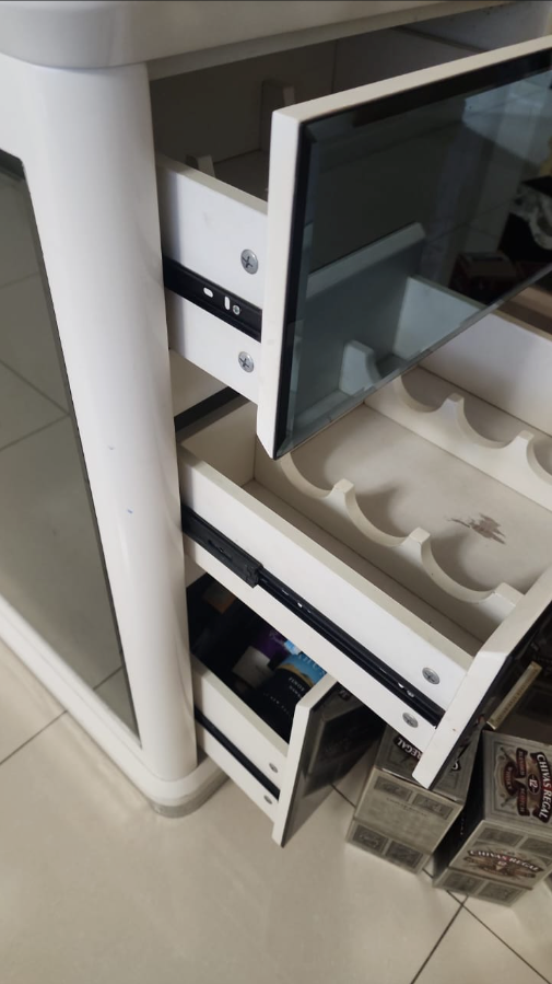 Bar Counter with Cabinet White Colour / Kaunter Bar dengan Warna Putih ...