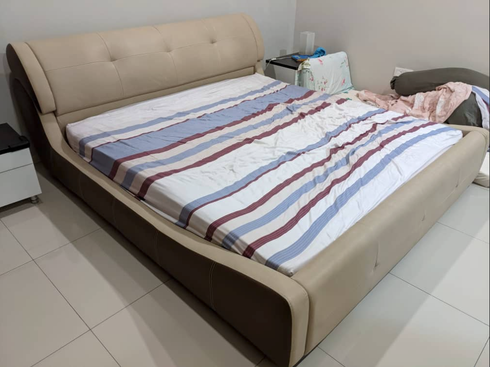 Beige Leather King Size Bed Frame / Rangka Katil Saiz King Kulit Beige ...